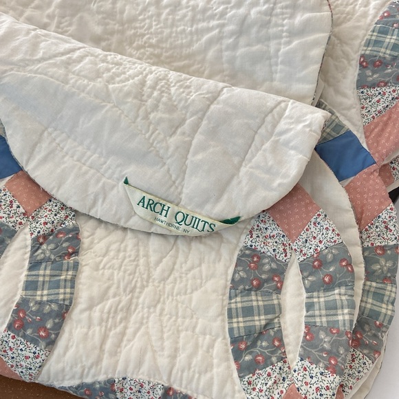 arch quilts | Bedding | Arch Quilts Vintage Wedding Ring Scalloped Edge ...